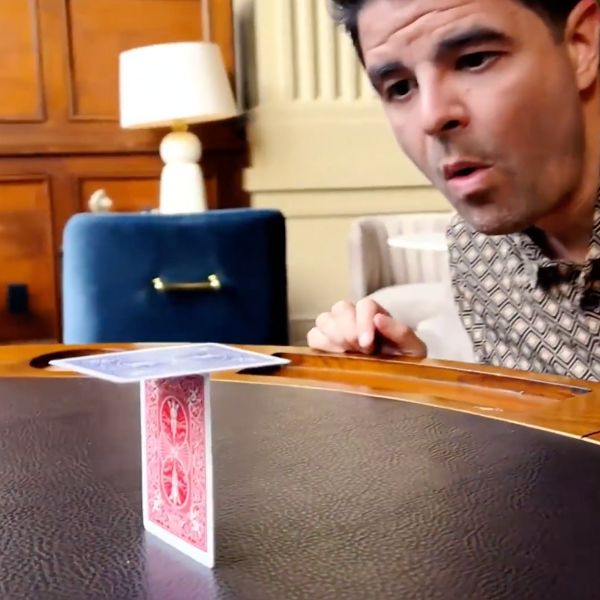 The Amazing Standing Card by Gaetan Bloom – All Things Magic